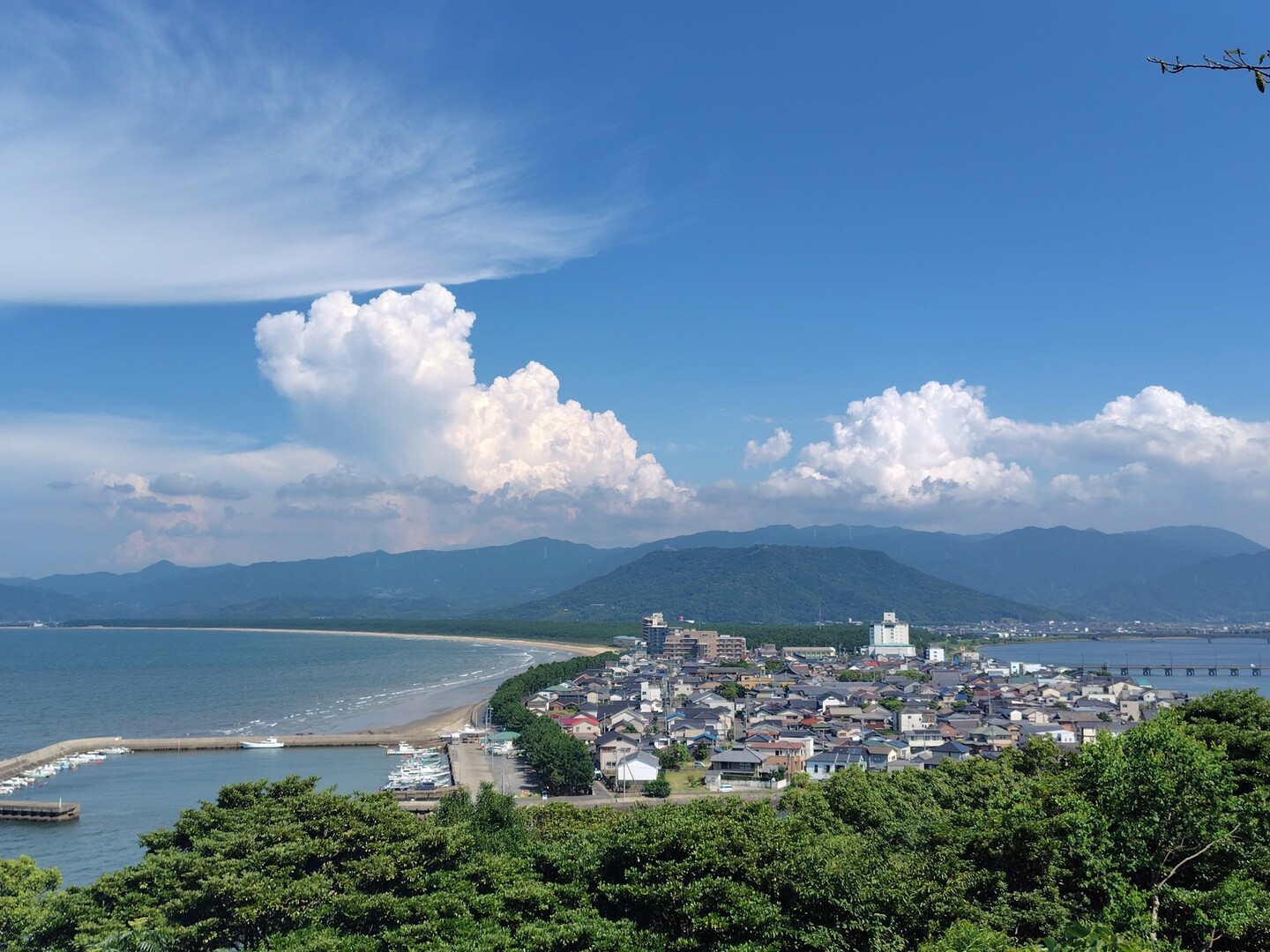 虹の松原を眺める 鏡山(領巾振山)〜唐津城 唐津市-2024-8-6 / Ponさんの鏡山の活動データ | YAMAP / ヤマップ