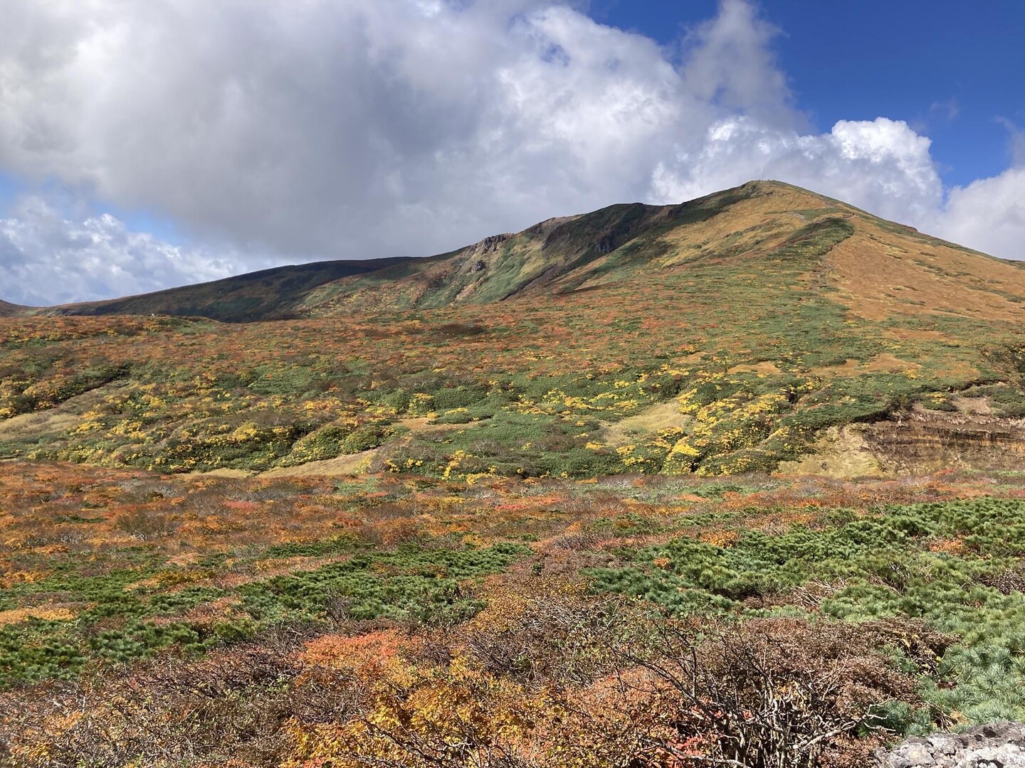紅葉最盛期🍁秋の栗駒周回 東栗駒昭和湖寄り道満喫コース / かなかな0083さんの栗駒山（須川岳）・秣岳・虚空蔵山の活動データ | YAMAP / ヤマップ