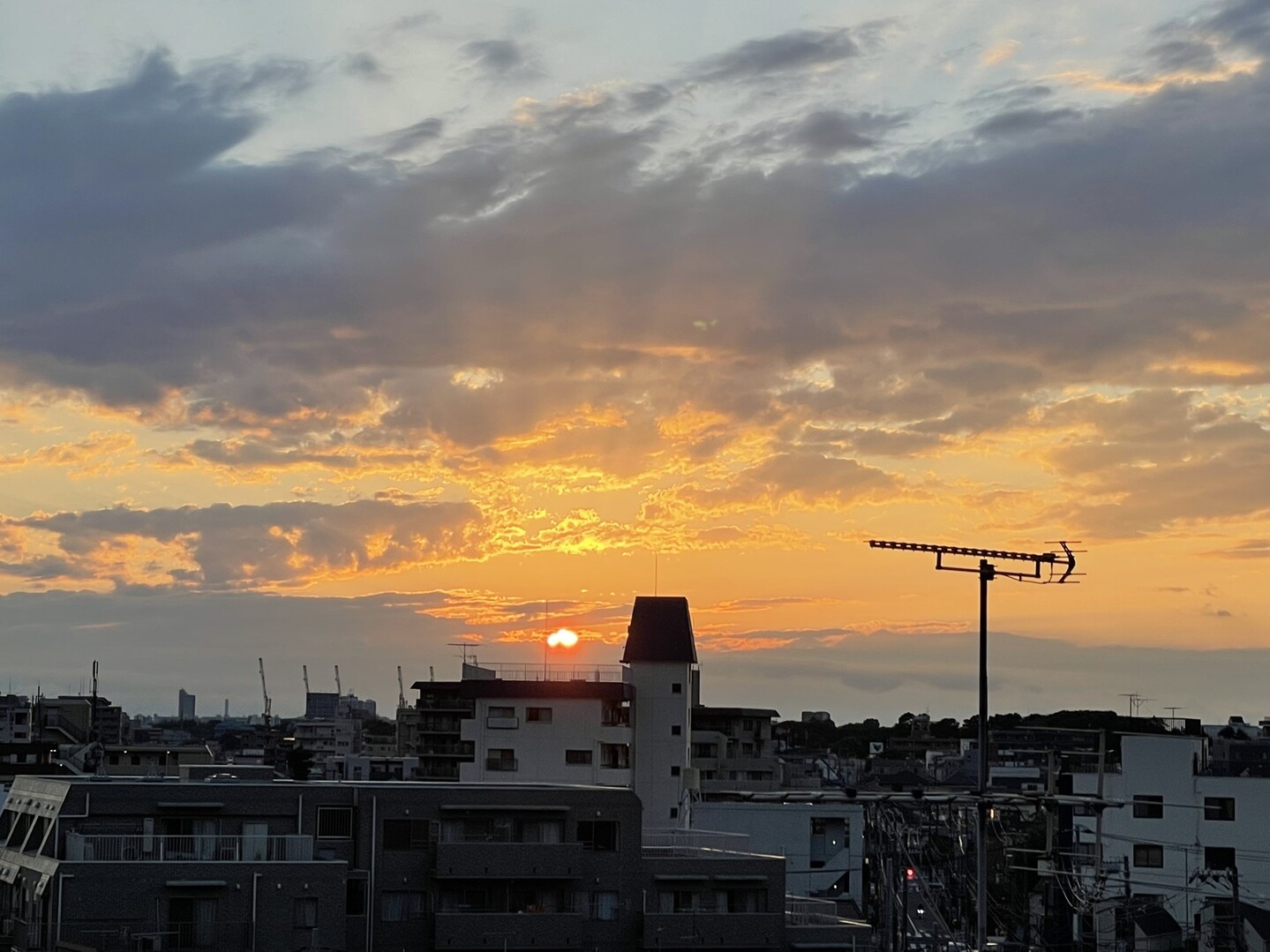 金色の夕焼け 夕方、雨が上がり少し晴れ間... / nekoyamaさんのモーメント | YAMAP / ヤマップ