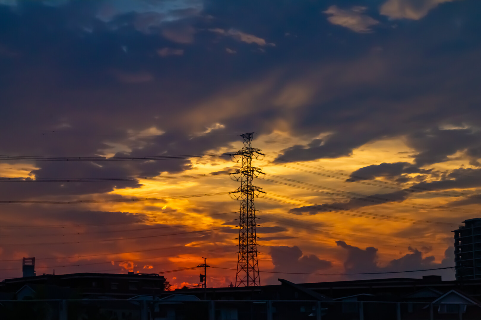 ビルの駐車場から見た街の日没。 8月3日... / stripeさんのモーメント | YAMAP / ヤマップ
