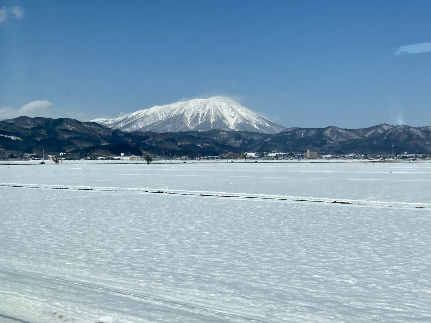 秋田新幹線こまちの車窓から、岩手山。 / R.ANDOさんのモーメント | YAMAP / ヤマップ