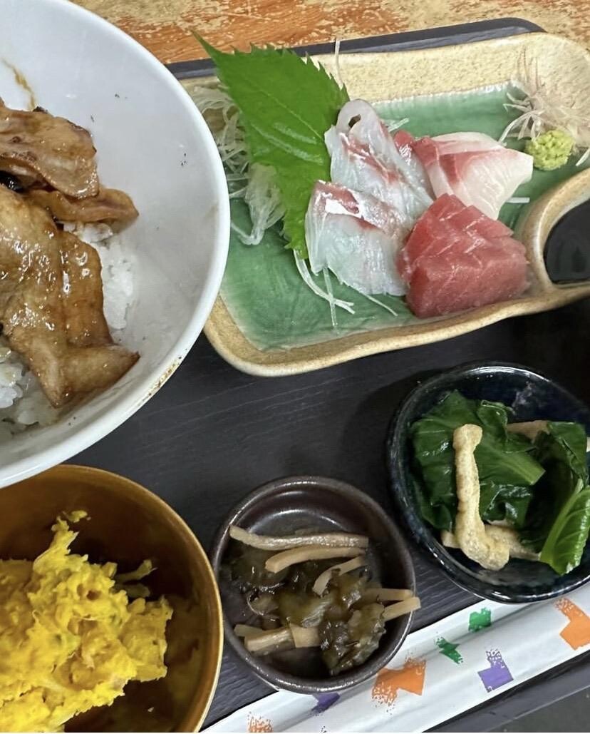 ふじ田さんのランチ(^q^) 刺身と豚丼... / すじさんさんのモーメント | YAMAP / ヤマップ