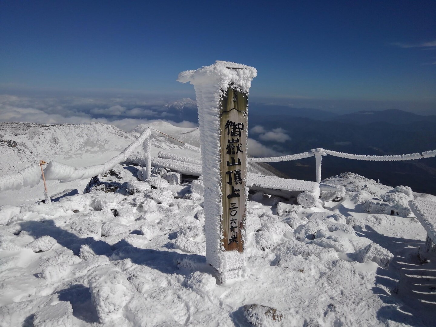 R5の二十七 まさかの雪 強風の王滝頂上・御嶽山（剣ヶ峰） / nob3さんの御嶽山・継子岳・摩利支天山の活動データ | YAMAP / ヤマップ