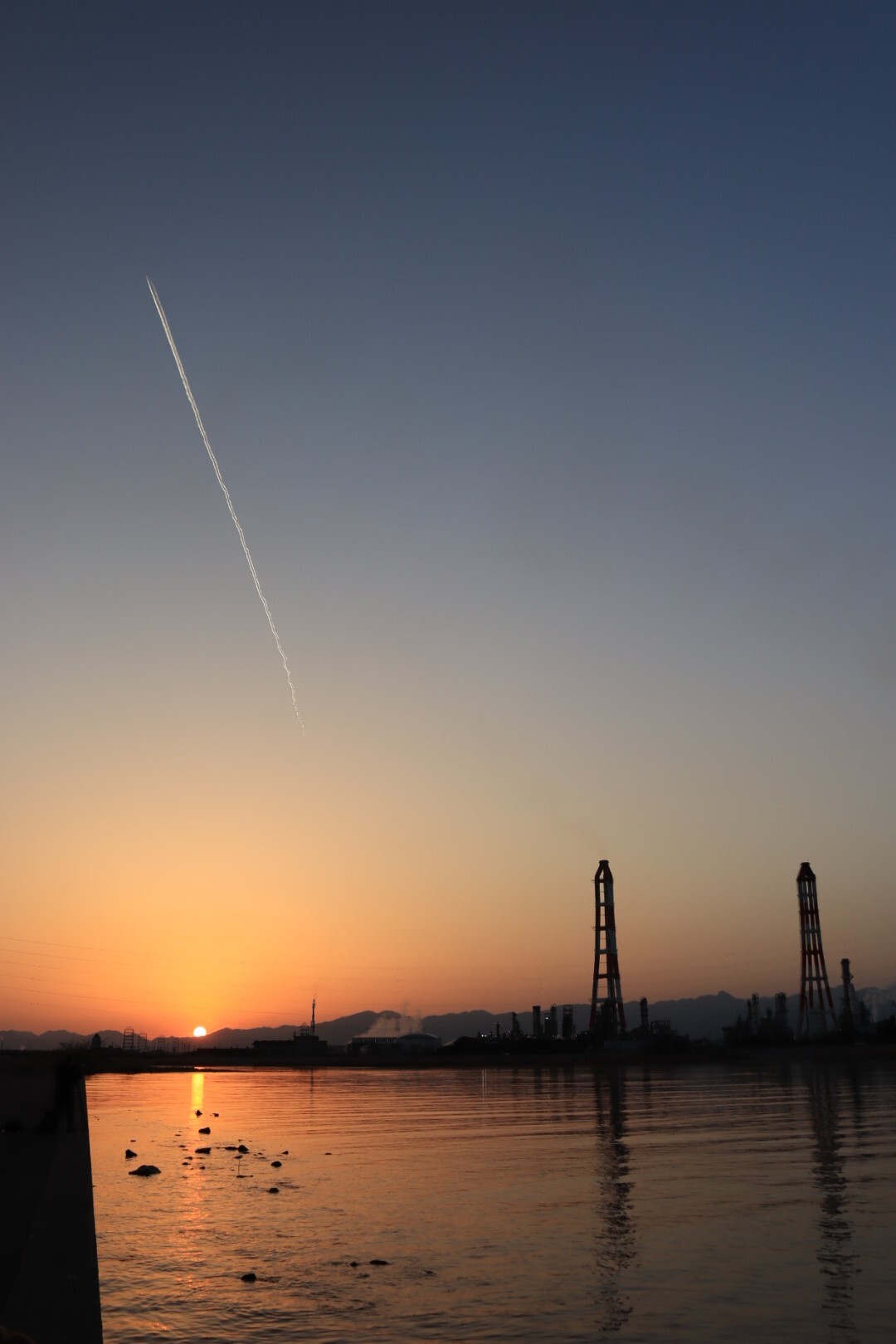 夕陽と飛行機雲 / こまつなさんのモーメント | YAMAP / ヤマップ