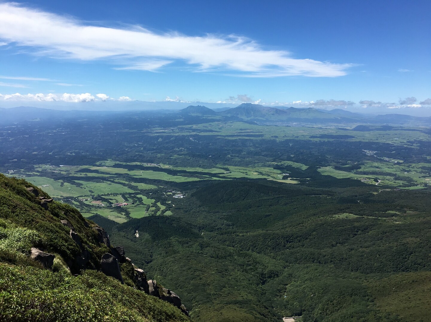 夏のくじゅうに行って来ました。暑かったけど視界は良好。阿蘇山系がくっきりとずっと見えてました。今、腰と手が痛くて湿布貼りまくっています(^^; / zuyanさんの九重山（久住山）・大船山・星 ...