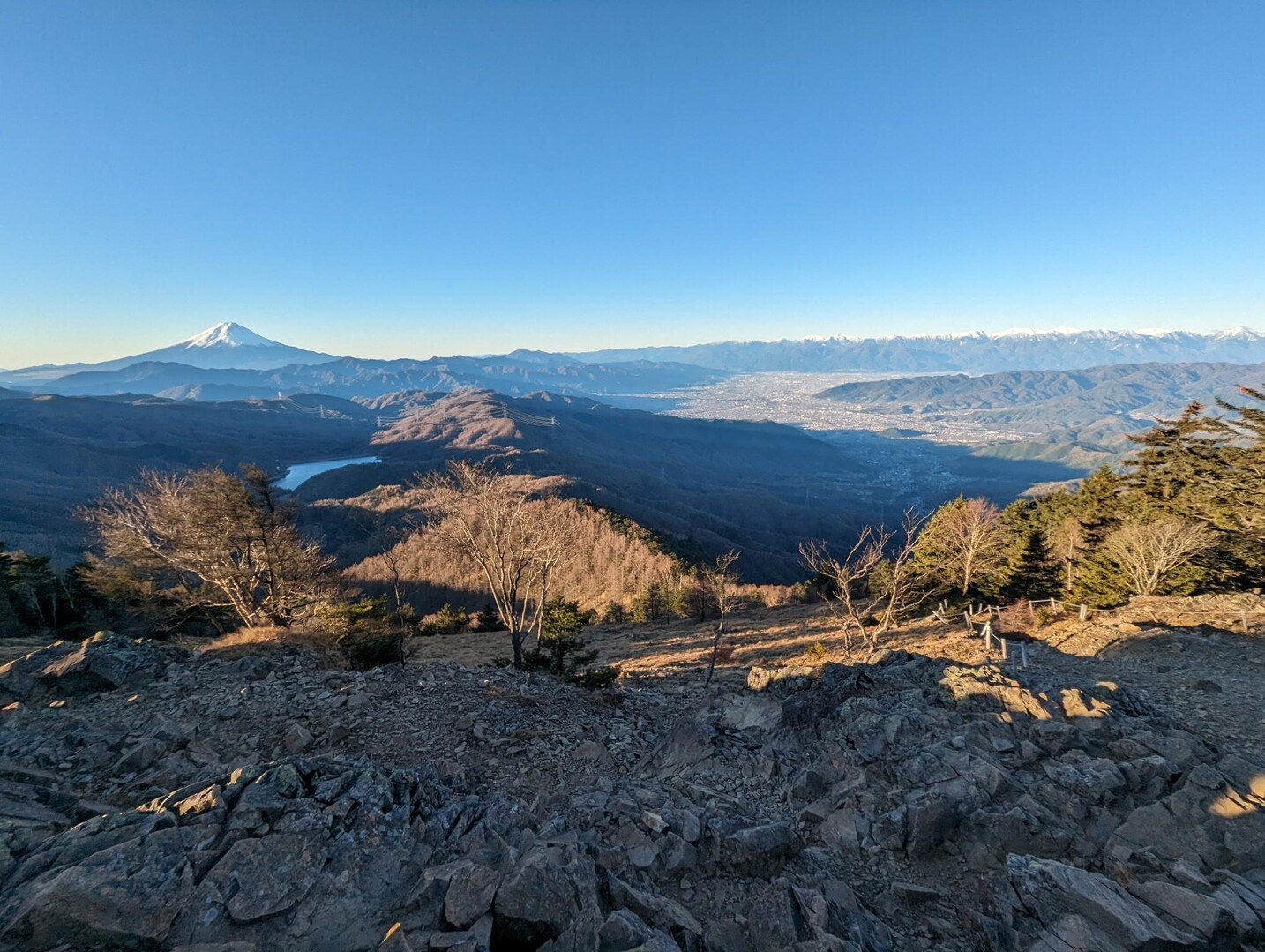 大菩薩嶺・妙見ノ頭・親不知ノ頭・熊沢山・天狗棚山・小金沢山・牛奥ノ雁ヶ腹摺山 / ko-riさんの大菩薩嶺・鶏冠山・大マテイ山の活動データ | YAMAP / ヤマップ