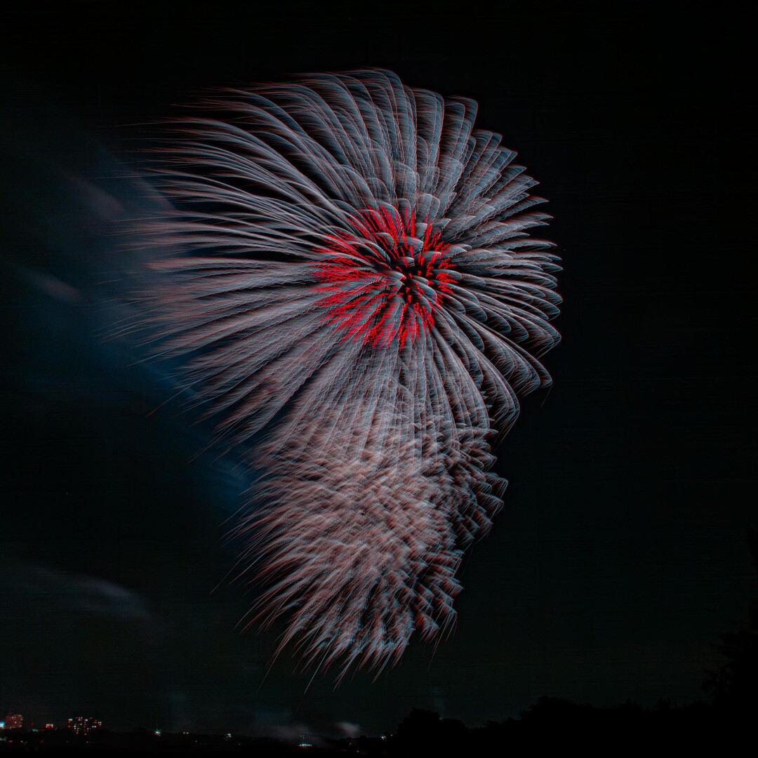 中心の赤が鮮やか。 夜空に白と赤。 8... / stripeさんのモーメント | YAMAP / ヤマップ