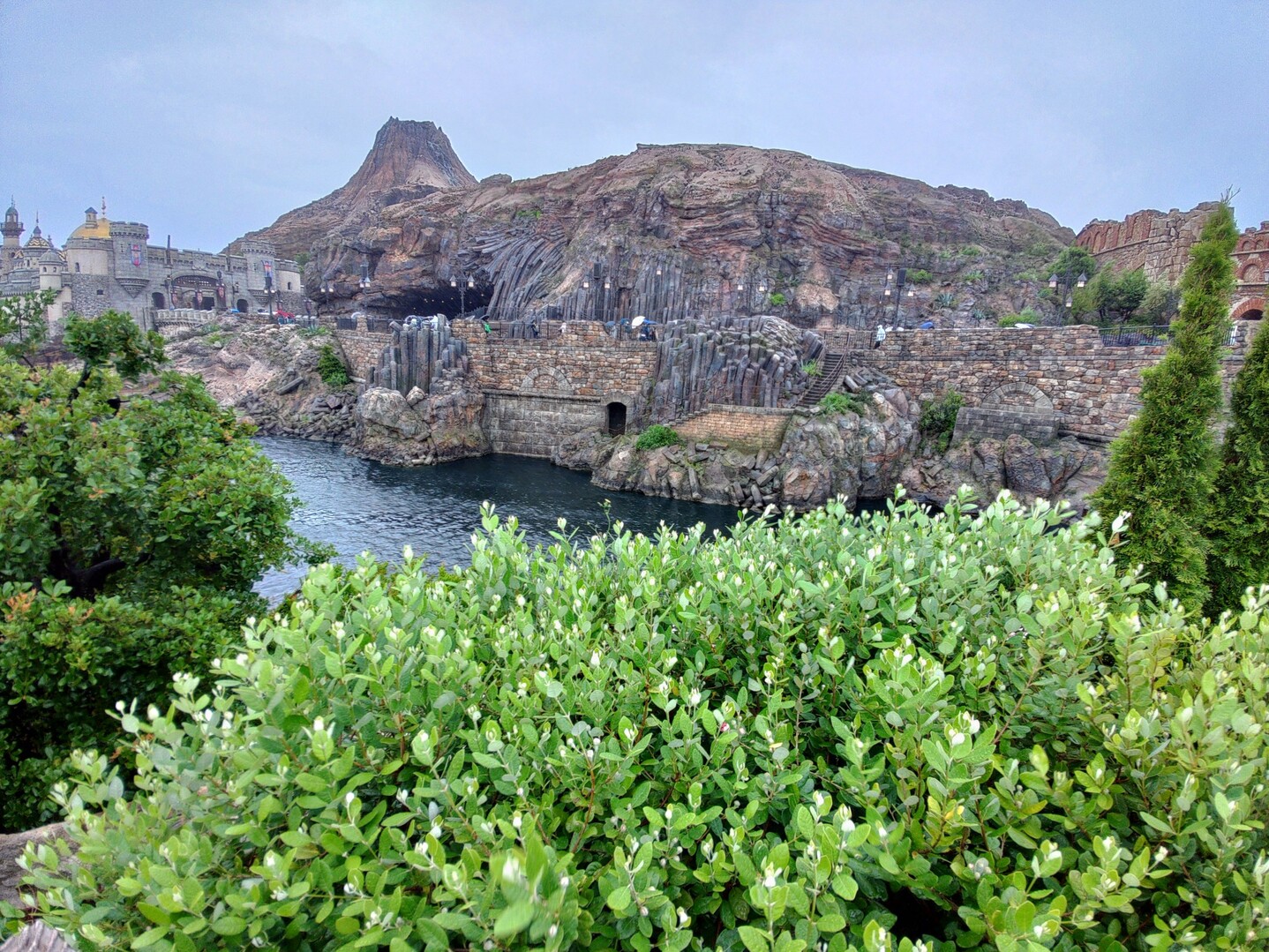 この活火山に登るよ 青く光る活火山 / ひできちさんのモーメント | YAMAP / ヤマップ