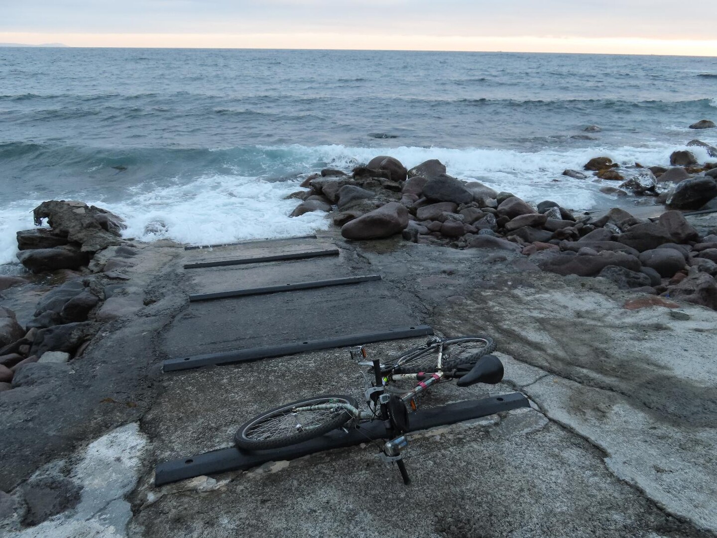 海抜0mから利尻富士。 まずは、海面タッ... / どさんのモーメント | YAMAP / ヤマップ
