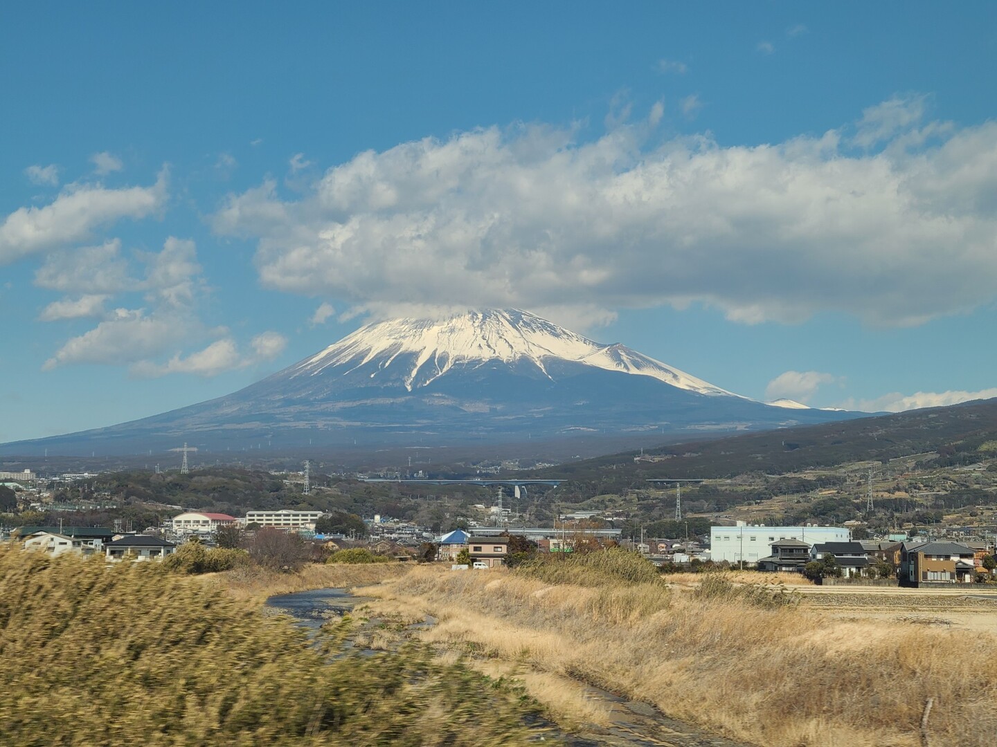 定番ですね。新幹線E席からの富士山。 / Reyさんのモーメント | YAMAP / ヤマップ