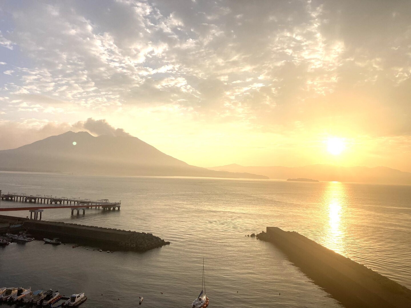 桜島の前にあるホテルからの朝日です😊 ... / ozumaさんのモーメント | YAMAP / ヤマップ