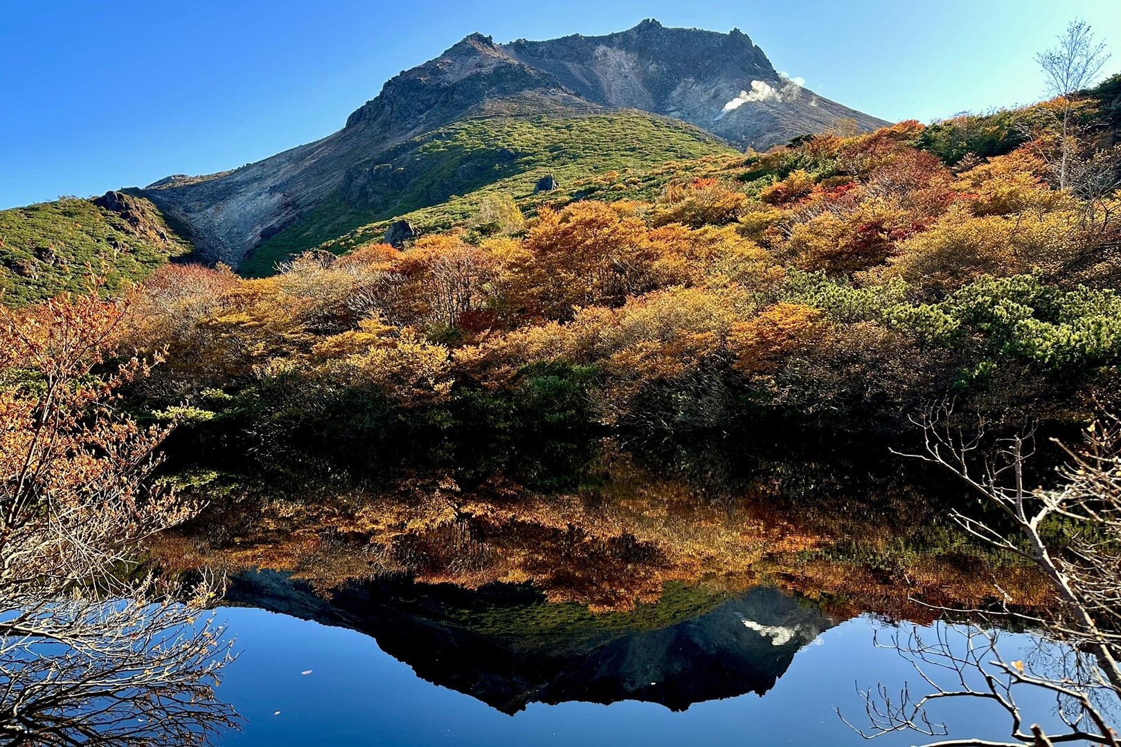 紅葉真っ盛り🍁茶臼岳(那須岳) / puku68さんの茶臼岳（那須岳）・三本槍岳・赤面山の活動データ | YAMAP / ヤマップ