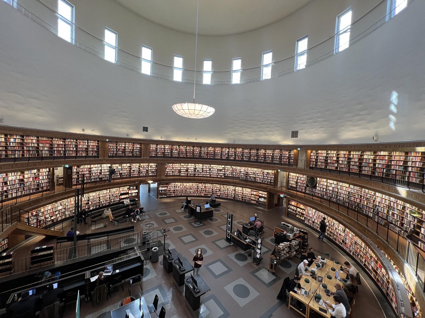 ストックホルム市立図書館。360度の書架... / asakaさんのモーメント | YAMAP / ヤマップ