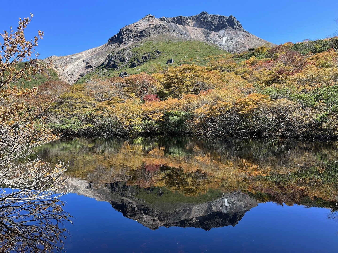 久々SIN君と紅葉狩り🍁@白笹山→南月山→姥ケ平を周回 / 358gogoさんの茶臼岳（那須岳）・三本槍岳・赤面山の活動データ | YAMAP / ヤマップ