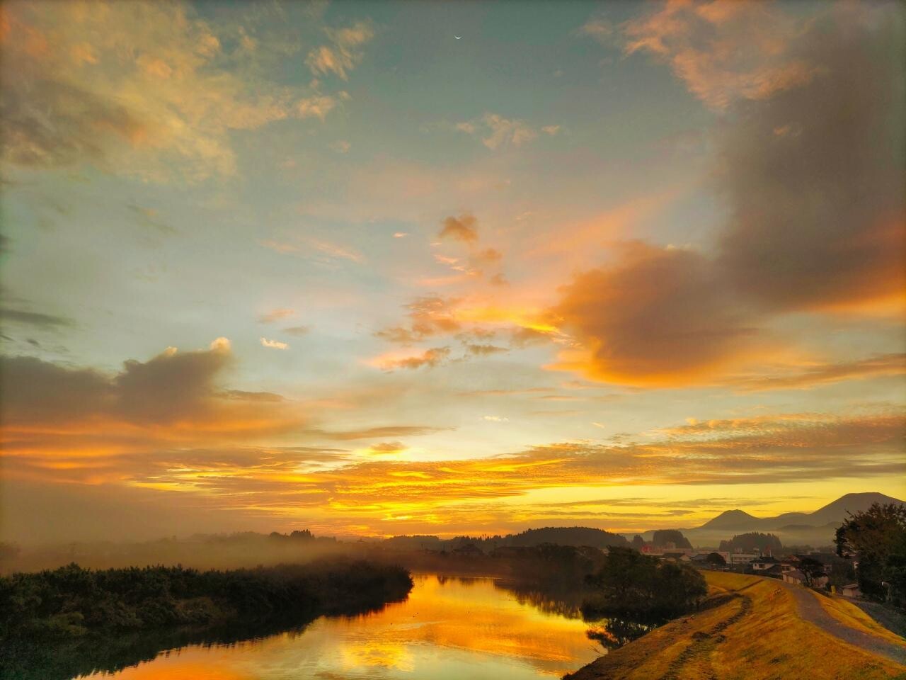 今朝のえびの。。半面鱗雲が数十分で消滅し... / sin358さんのモーメント | YAMAP / ヤマップ