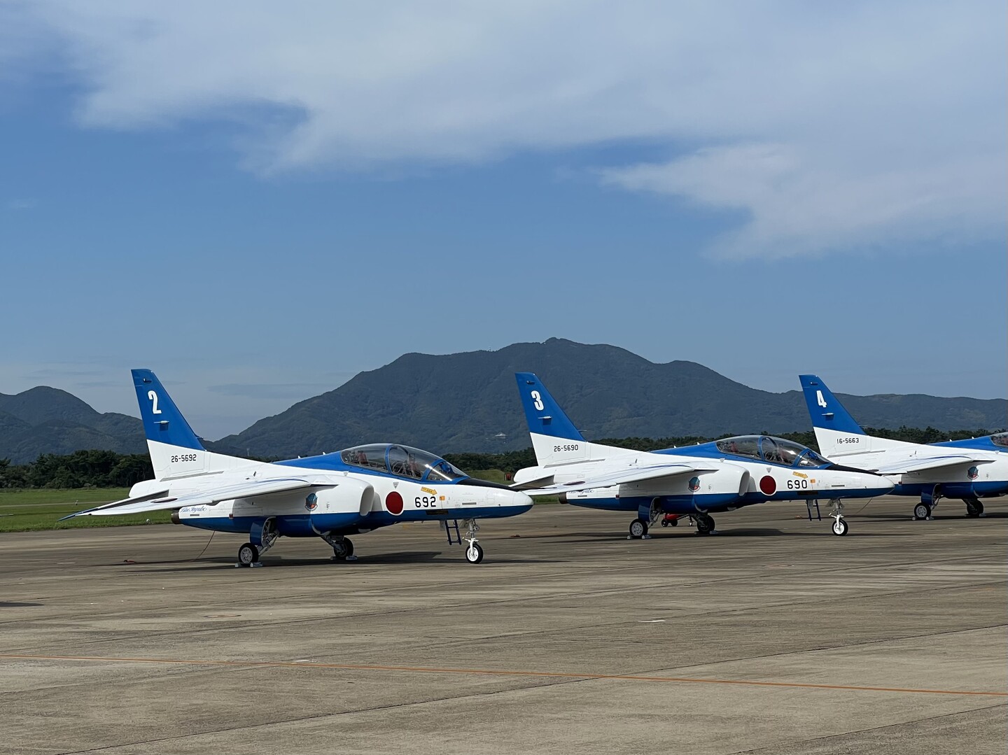 湯川山をバックにブルーインパルス、T-4... / Masakaさんのモーメント | YAMAP / ヤマップ