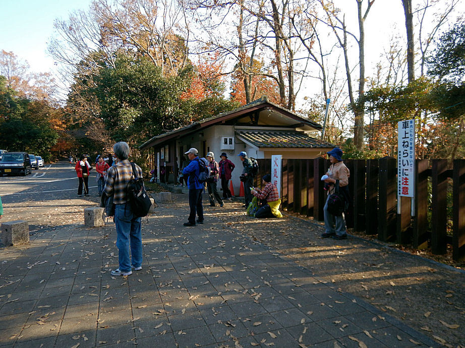 紅葉の世界遺産・春日山原始林を周遊し、若草山、奈良公園を歩く 奈良市（東エリア）の写真86枚目 若草山山頂の公衆トイレ Yamap