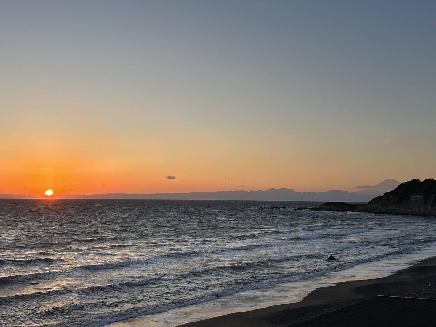 神奈川県横須賀市の秋谷海岸からの夕陽をお... / ritocotoさんのモーメント | YAMAP / ヤマップ