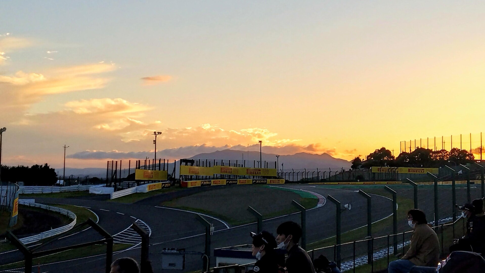 F1で鈴鹿に来てます。鈴鹿山脈の夕焼けが... / itohjamさんのモーメント | YAMAP / ヤマップ