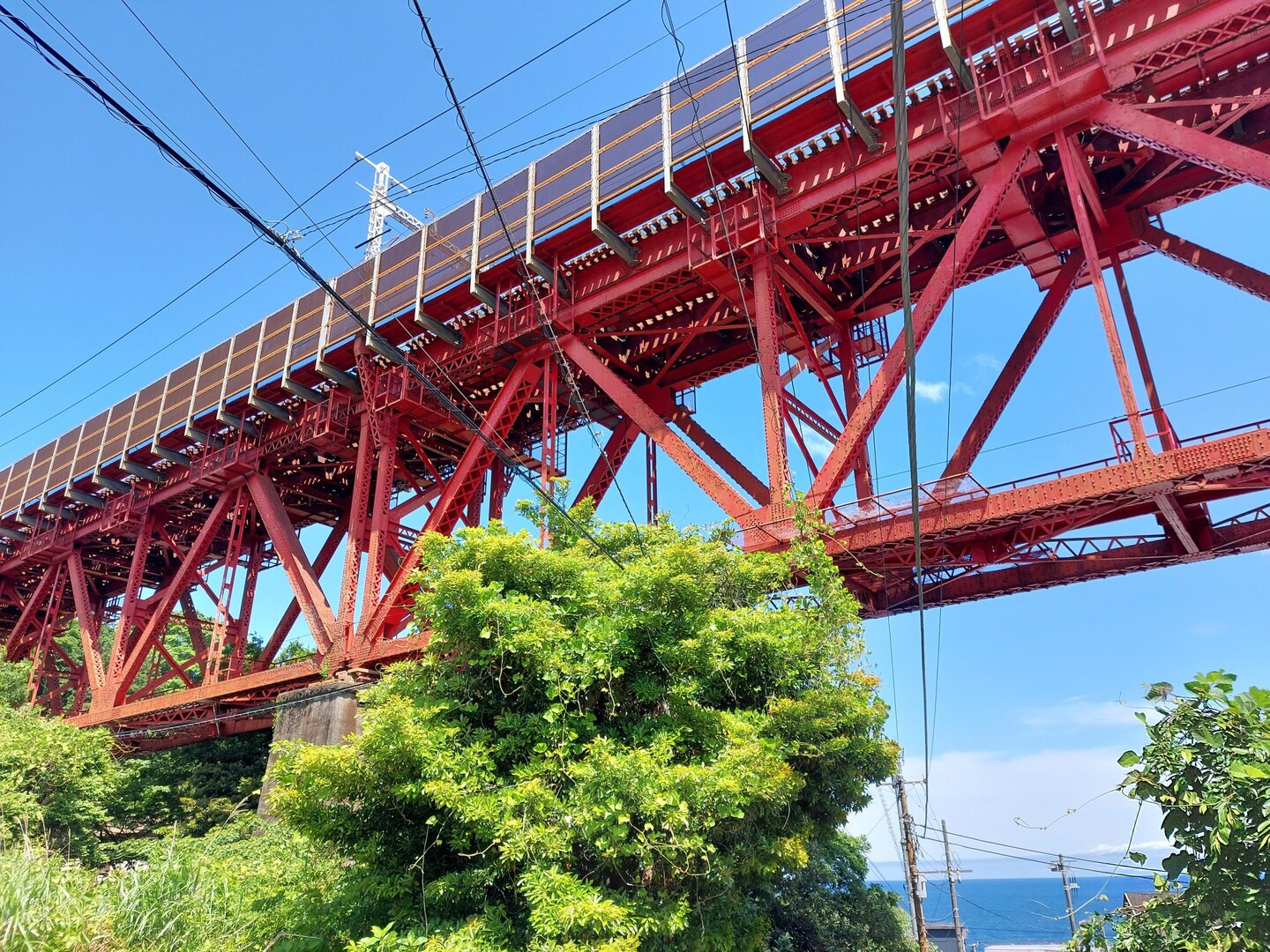 青い海、赤い鉄橋と ナン(小田原・根府川) 199. / みっちー ☺さんの小田原市の活動データ | YAMAP / ヤマップ