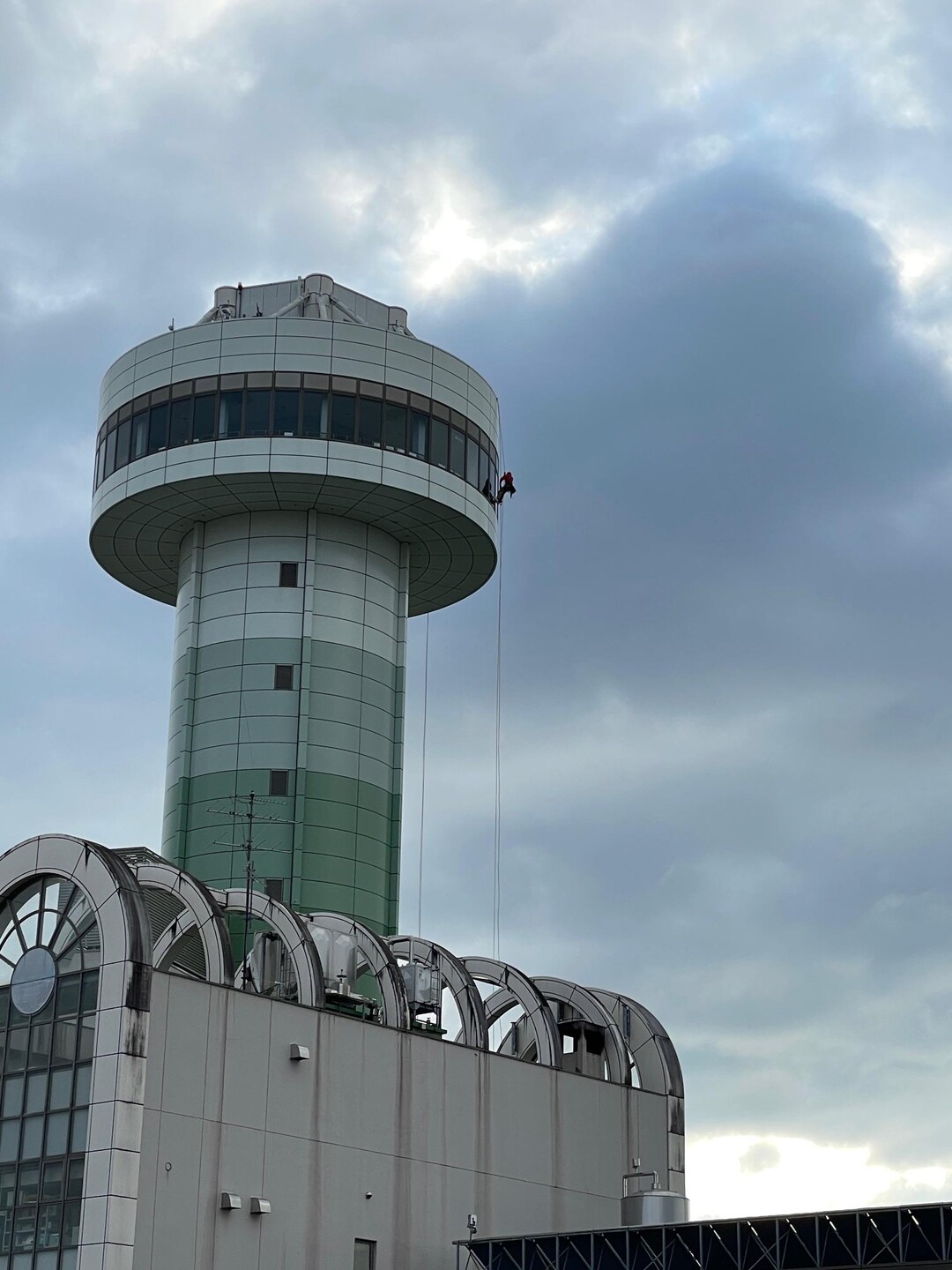 命がけの窓拭きの仕事です😱 ご苦労様で... / 風さんのモーメント | YAMAP / ヤマップ