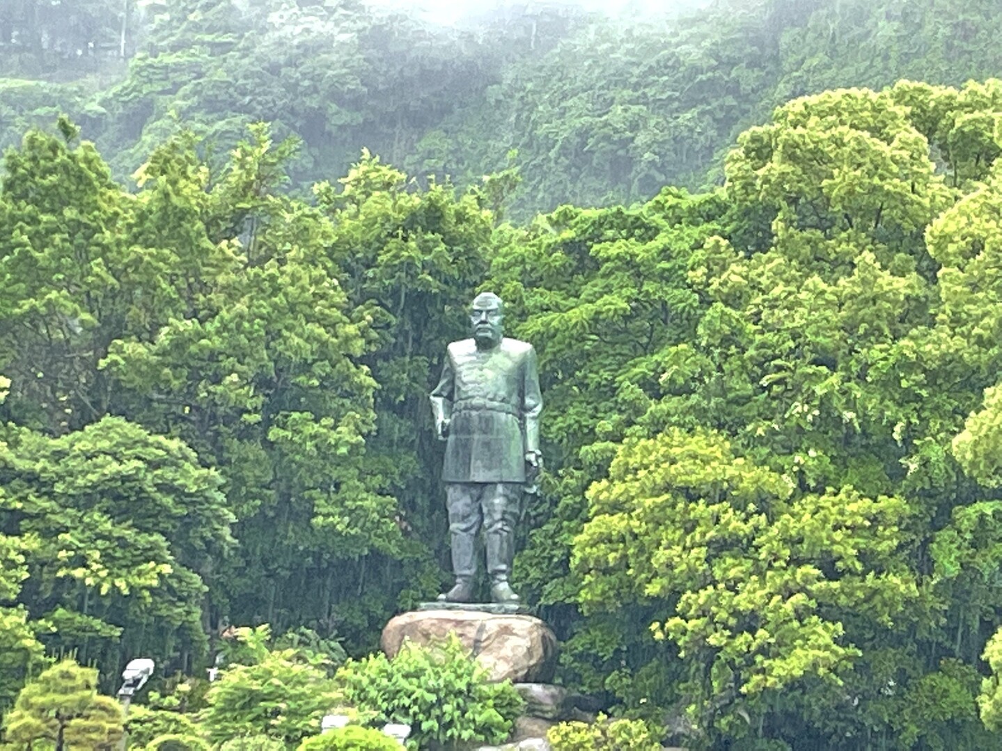 雨の中、ひとり佇む西郷さん。 哀愁を感じ... / ihatoveさんのモーメント | YAMAP / ヤマップ