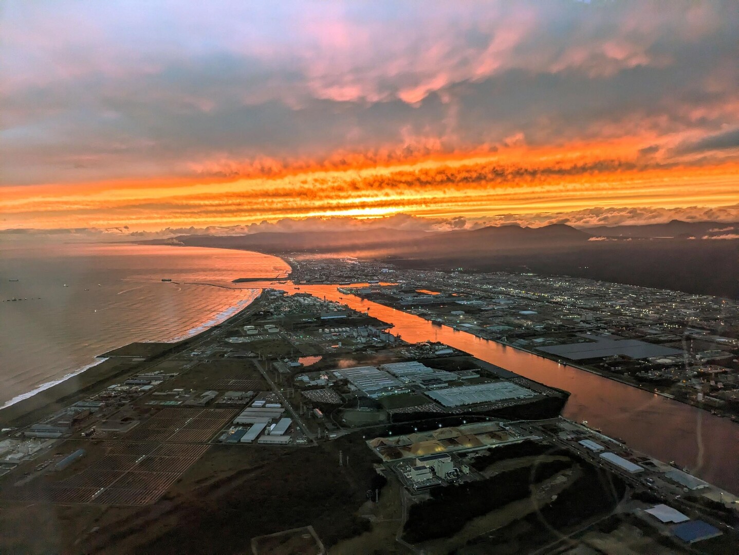 機上 ️からの苫小牧の夕景🌅は、奇跡の... / ☆futa☆さんのモーメント | YAMAP / ヤマップ