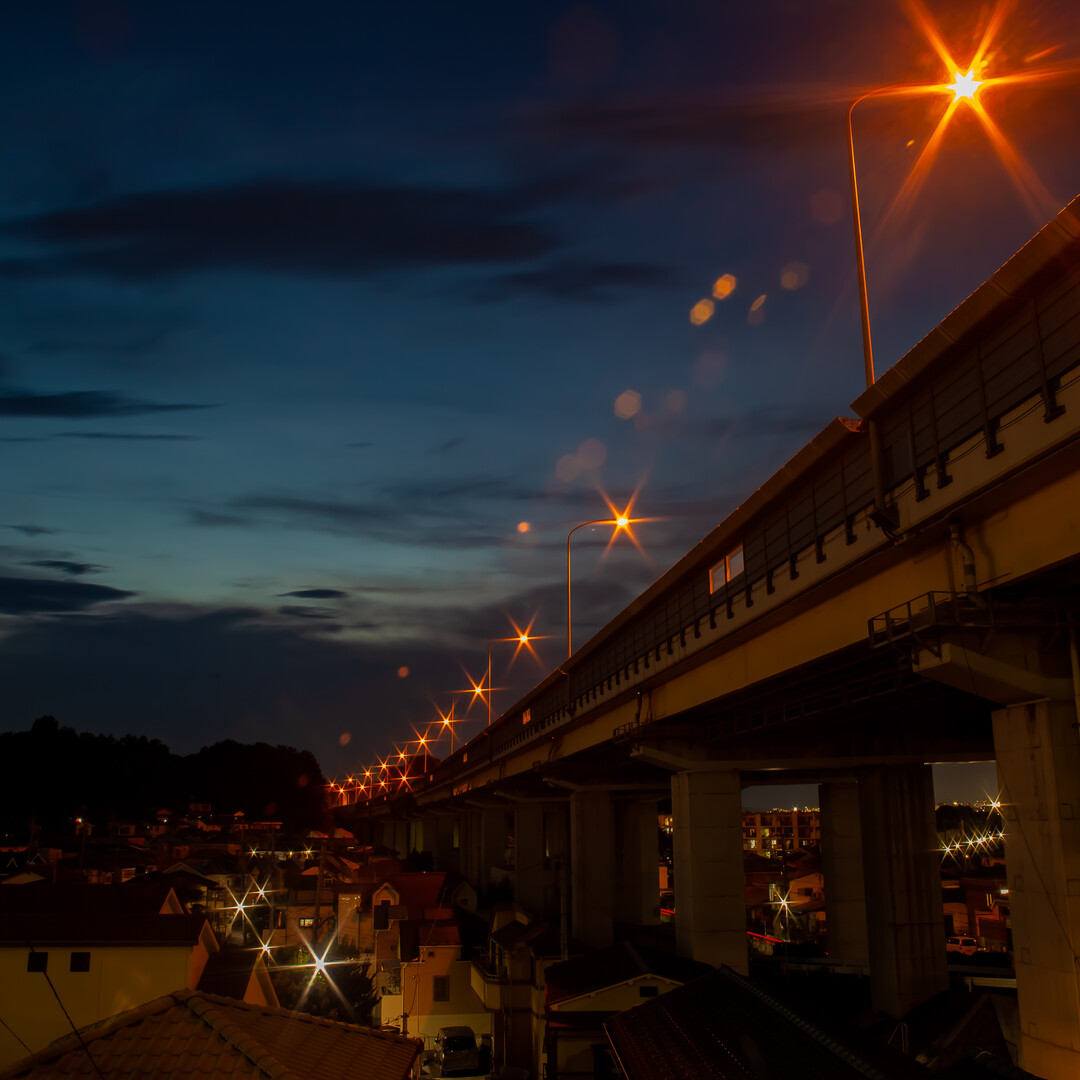 高速下から見る夕空。静寂の青の時間。 8... / stripeさんのモーメント | YAMAP / ヤマップ