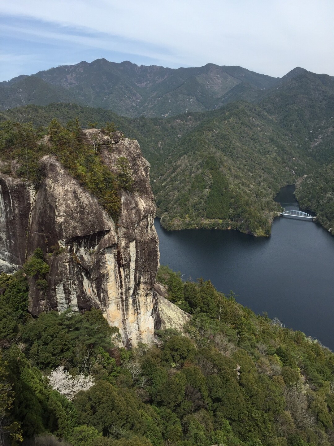 上臈岩 巨岩と湖の素晴らしい絶景 / tatubaiさんの宇連山・鳳来寺山・岩古谷山の活動データ | YAMAP / ヤマップ