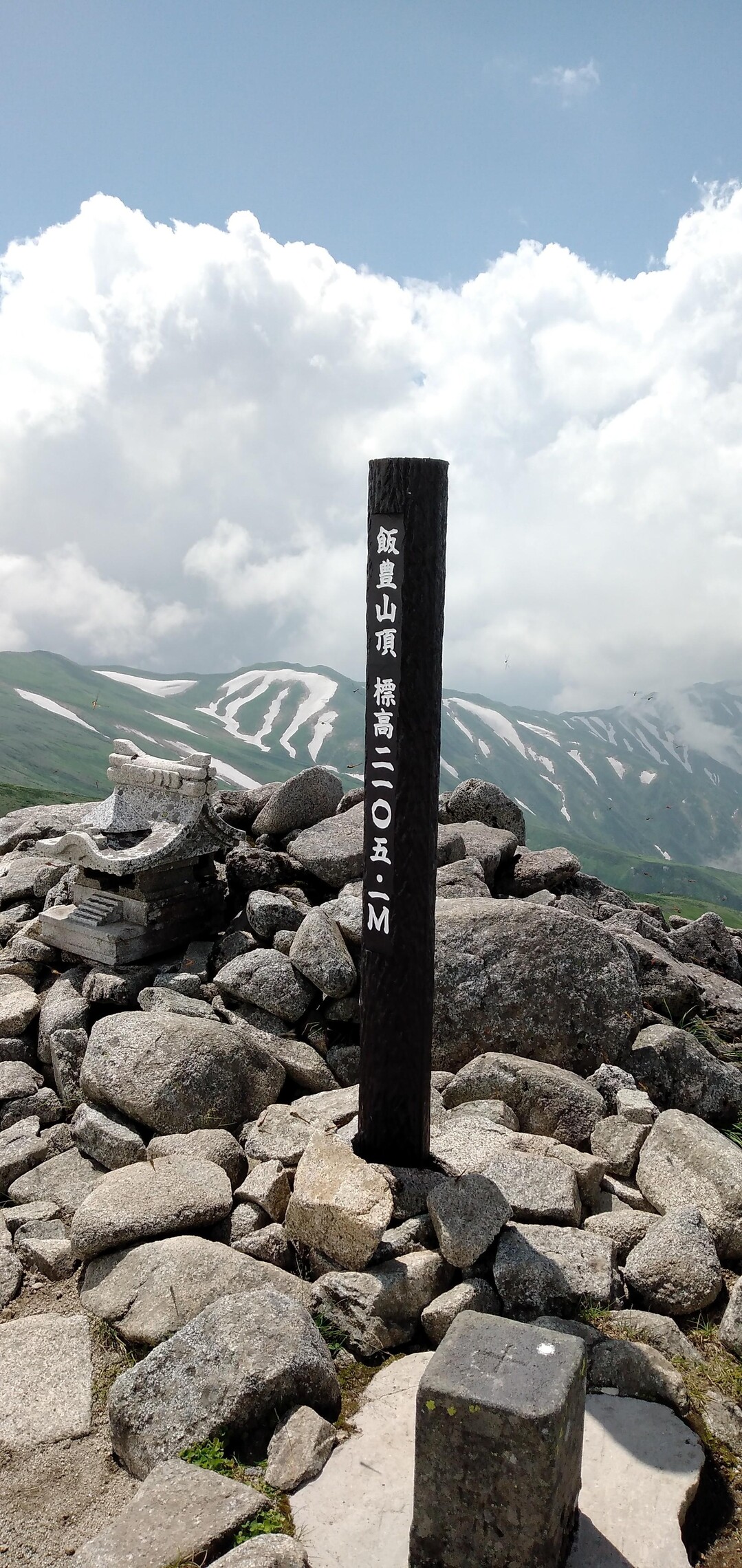 横峰・三国岳・種蒔山・草履塚・飯豊山・駒形山・御西岳・大日岳 / シゲさんswさんの飯豊山・大日岳・御西岳の活動データ | YAMAP / ヤマップ