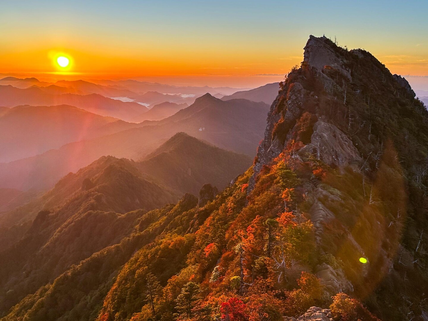 霊峰石鎚山 紅葉で色づきだした天狗岳、... / Takumiさんのモーメント | YAMAP / ヤマップ