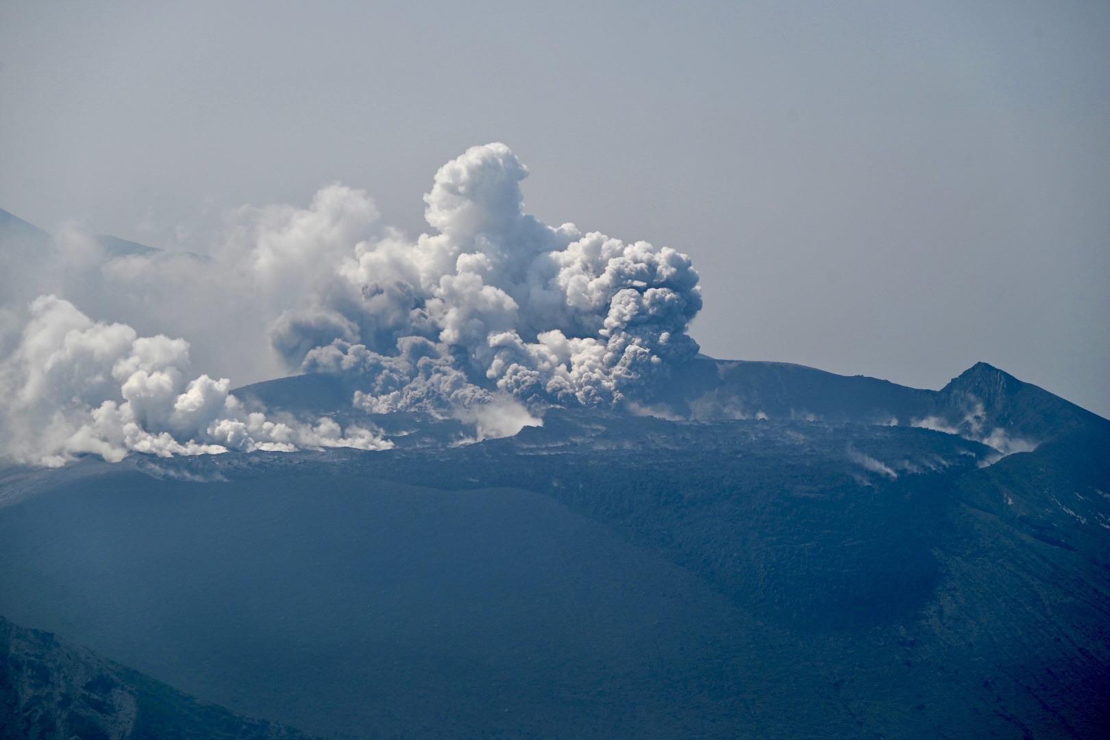 韓国岳（霧島山）山頂から新燃岳噴火口を望む🌋 / chieさんの霧島山・韓国岳・高千穂峰・夷守岳・烏帽子岳の活動データ | YAMAP / ヤマップ