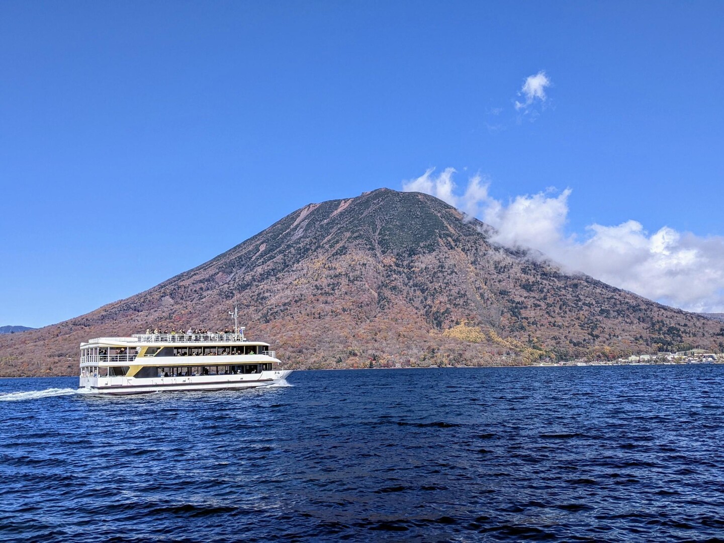 八丁出島でぼやっとしていたら、遊覧船男体... / YOLOさんのモーメント | YAMAP / ヤマップ