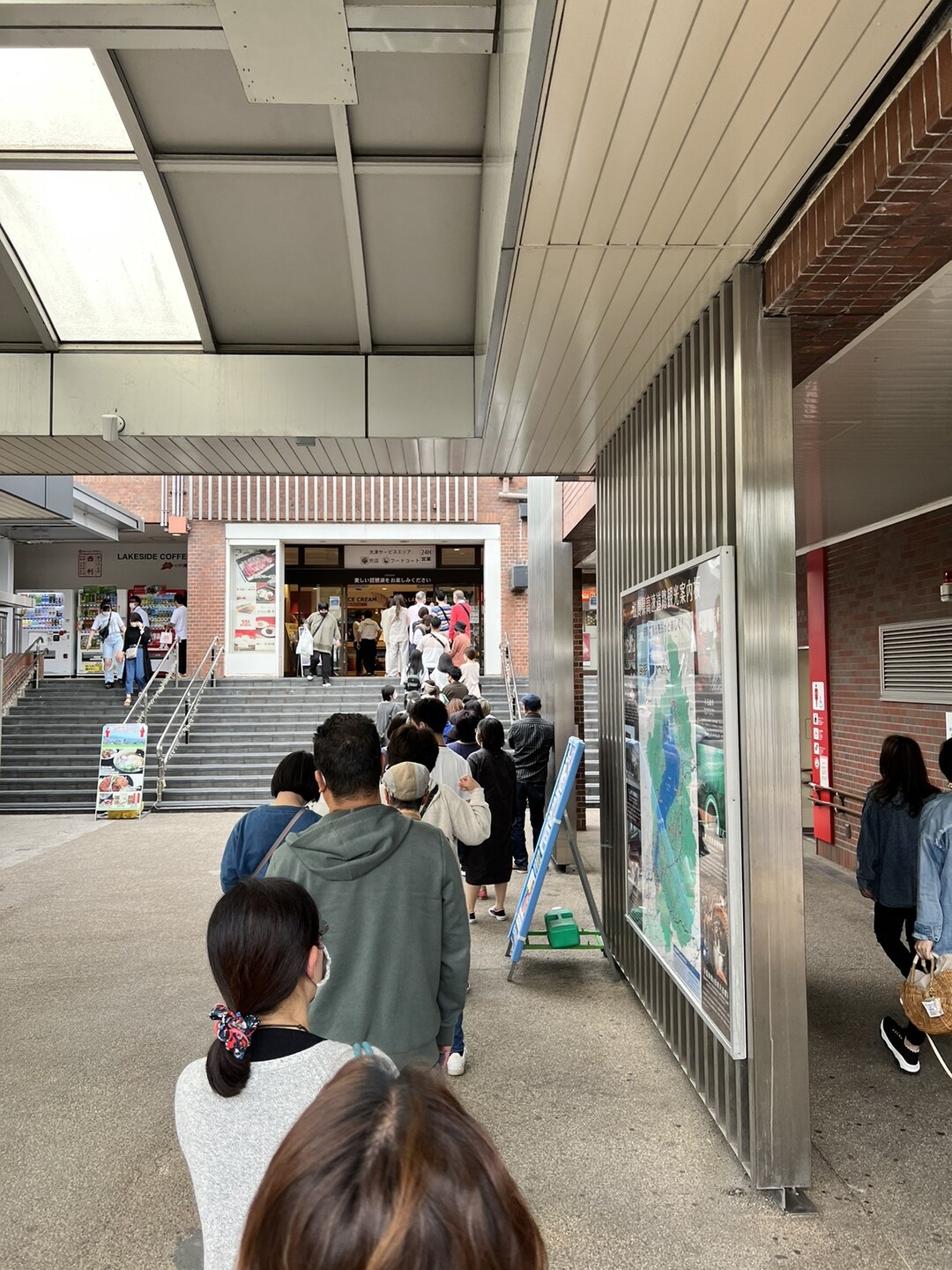 名神高速 大津SAの551蓬莱で長蛇の列... / ヤマイヌさんのモーメント | YAMAP / ヤマップ