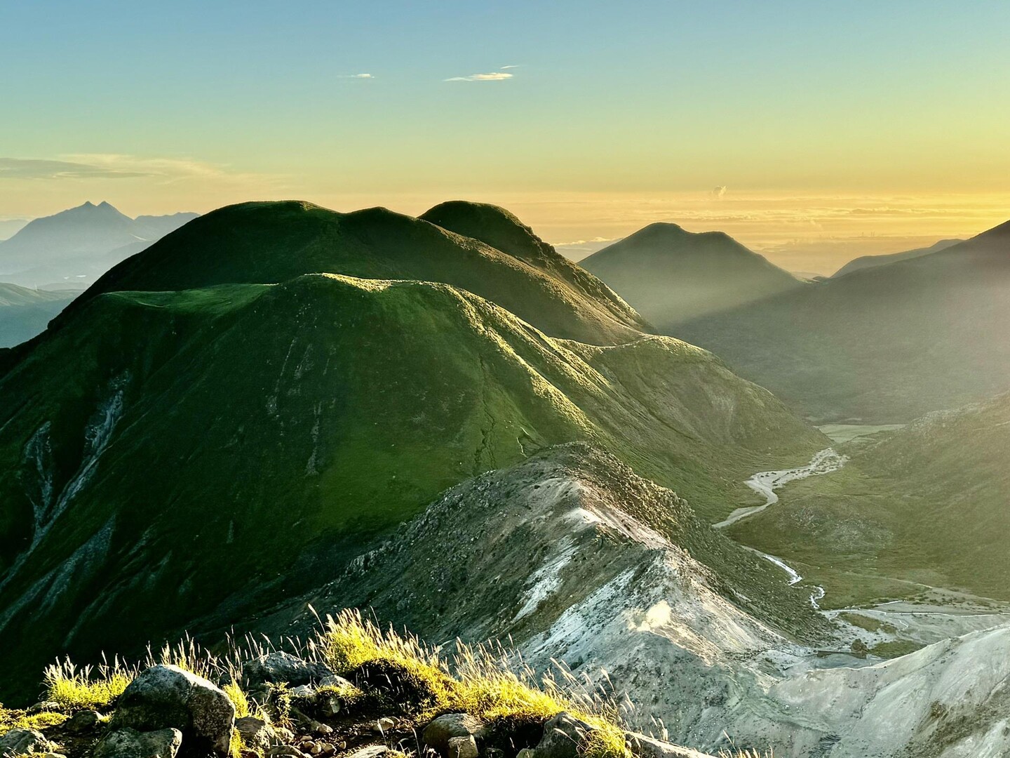 Morning rush💨 Spectacular view＂sunrise from the top of Mt. Hossho＂ / Red-RAV4💫さんの九重山（久住山）・大船山・星生 ...