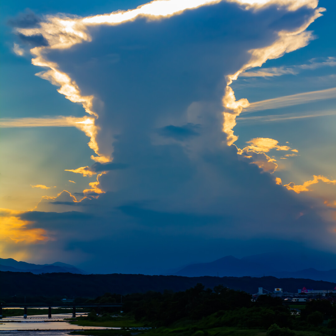 夕方の夏の雲。8月8日投稿の真四角構図版... / stripeさんのモーメント | YAMAP / ヤマップ
