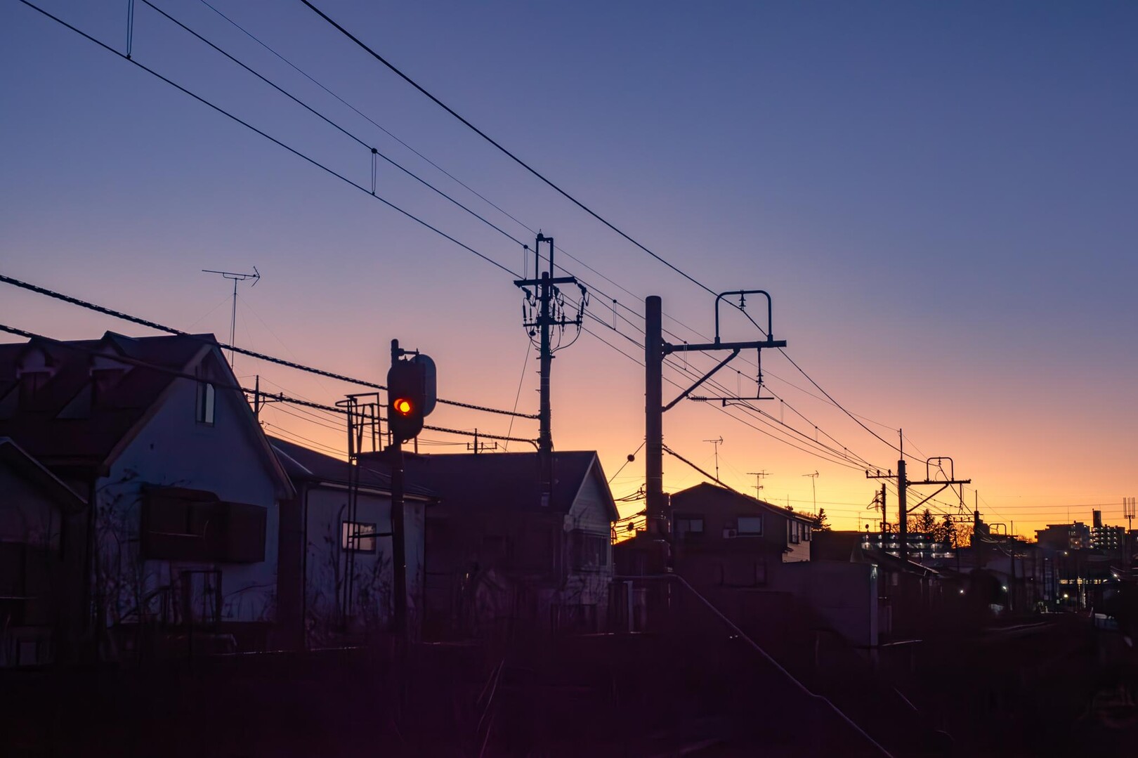 線路の架線と夕空。 澄んだ空の夕焼け。... / stripeさんのモーメント | YAMAP / ヤマップ