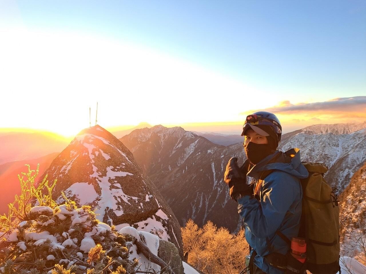 冬の三原色【甲斐駒ヶ岳😊七丈小屋でMerry Xmas】 / AJさんの登山の活動データ | YAMAP / ヤマップ