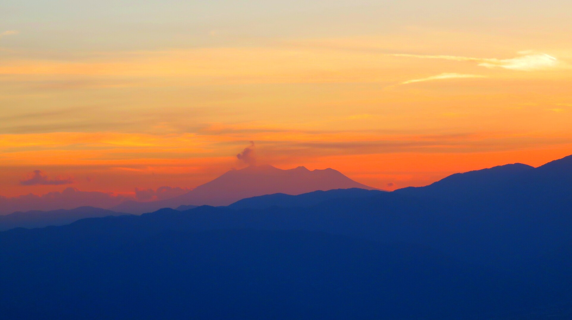 美ヶ原ー二人の小径～アルプス展望コース／王ヶ頭の美しい夕景美ヶ原自然保護センター＞周回 美ヶ原の写真36枚目 落日の左手には、夕空