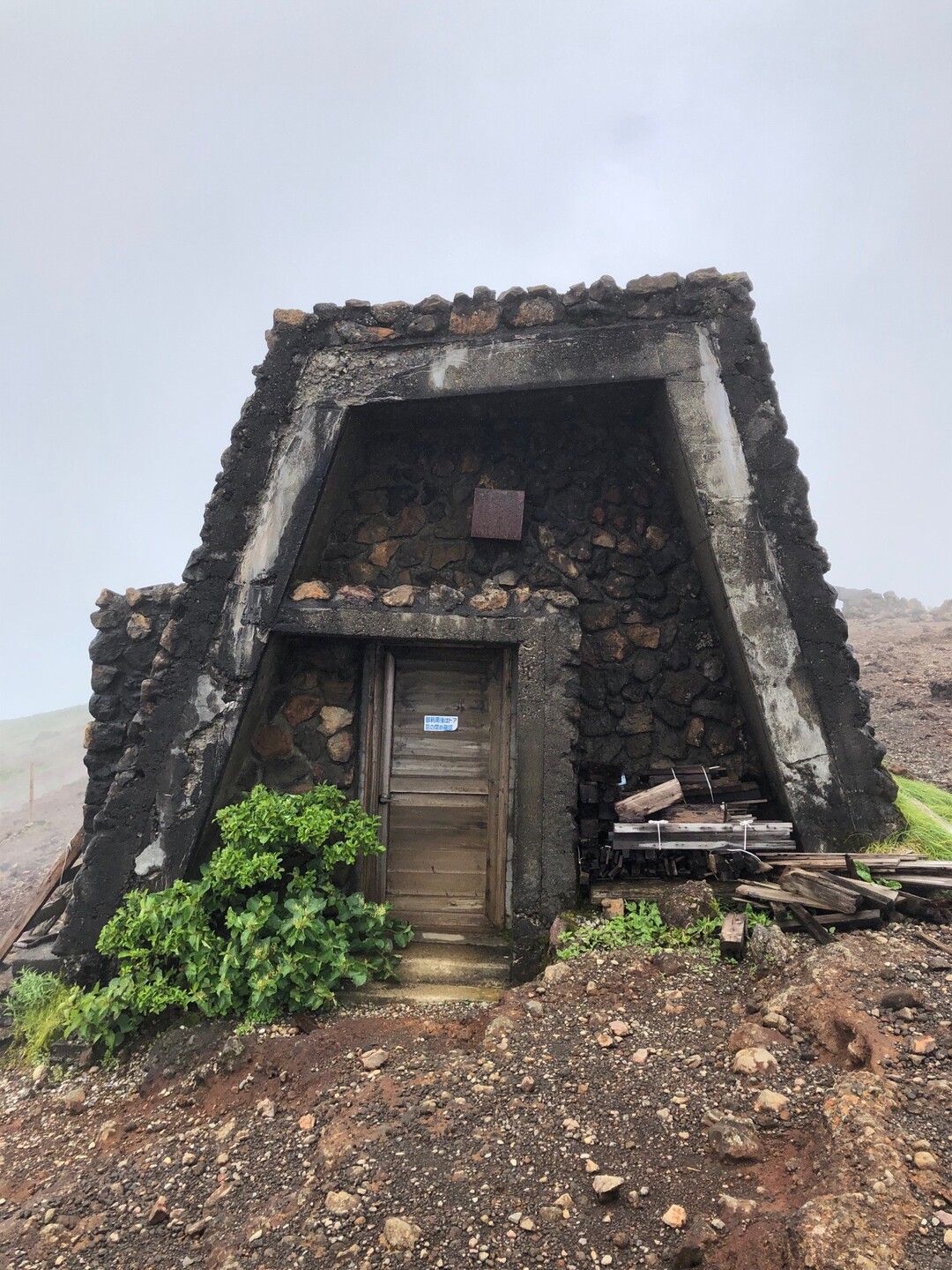 蔵王熊野岳の山頂近くにある避難小屋。 ... / yhmgcさんのモーメント | YAMAP / ヤマップ