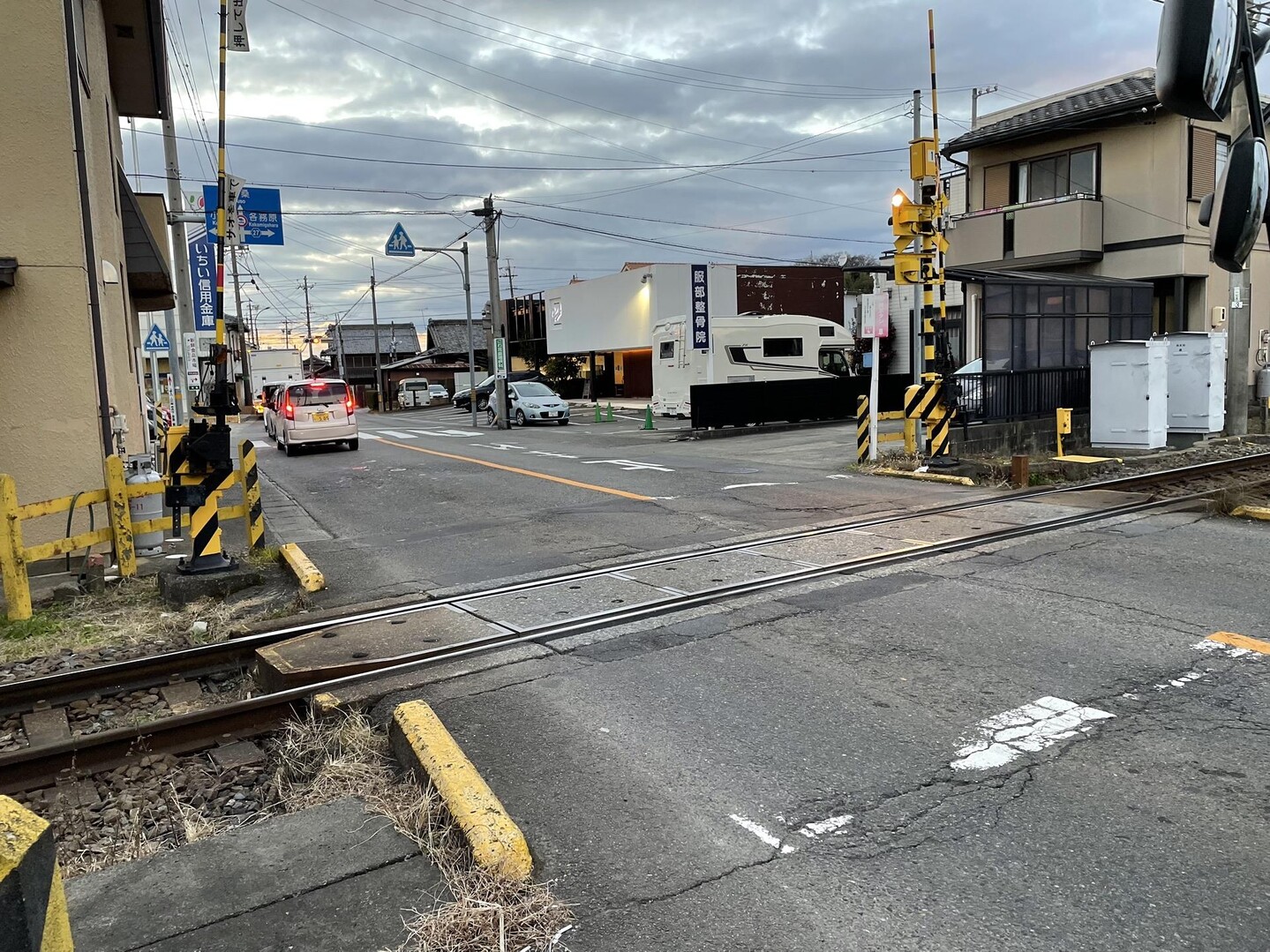 初めて通る街中で、踏切が突然あらわれて驚... / osamさんのモーメント | YAMAP / ヤマップ