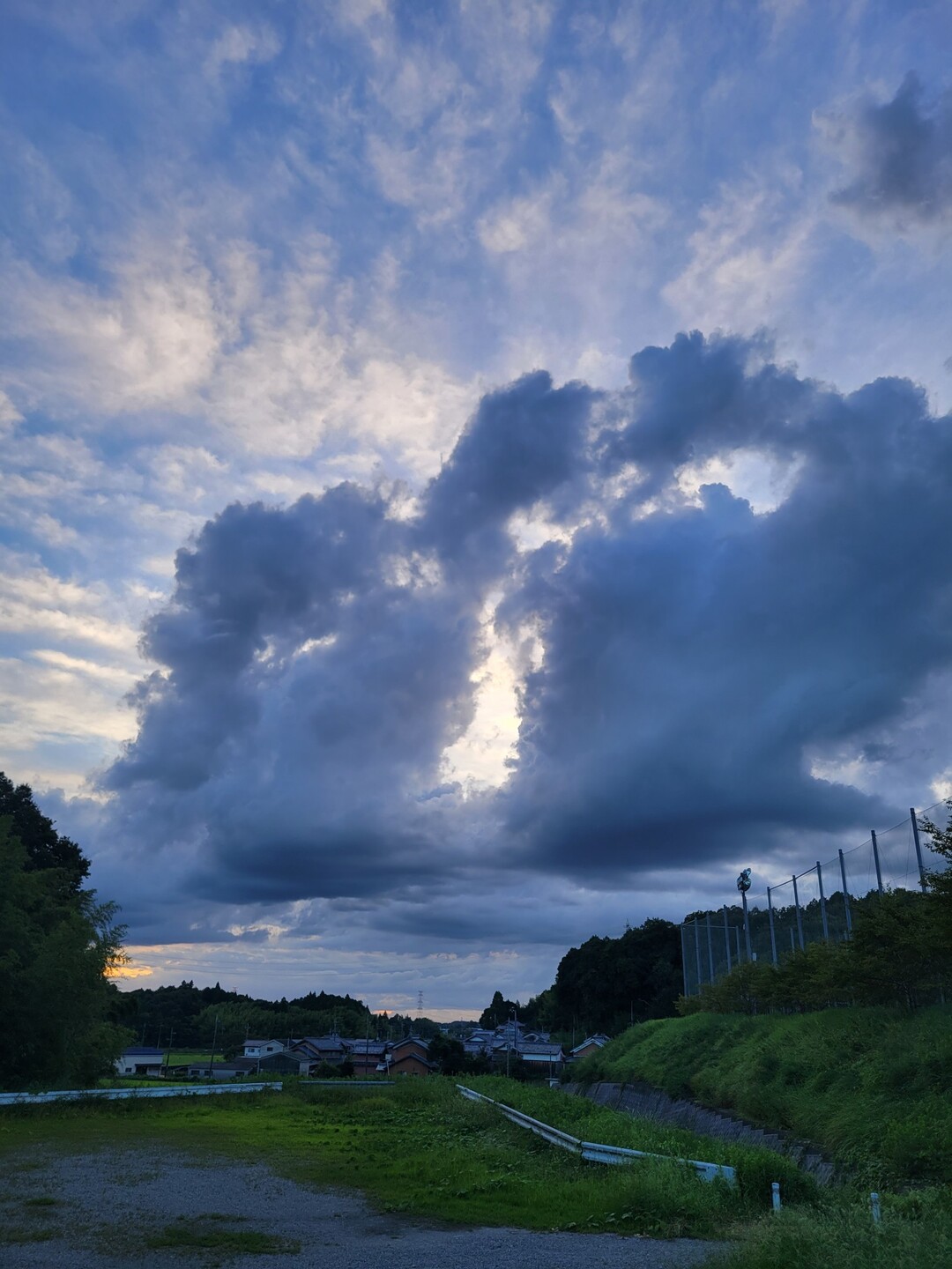 夕景散歩。 今日も雲と光が綺麗😃 しか... / baseさんのモーメント | YAMAP / ヤマップ