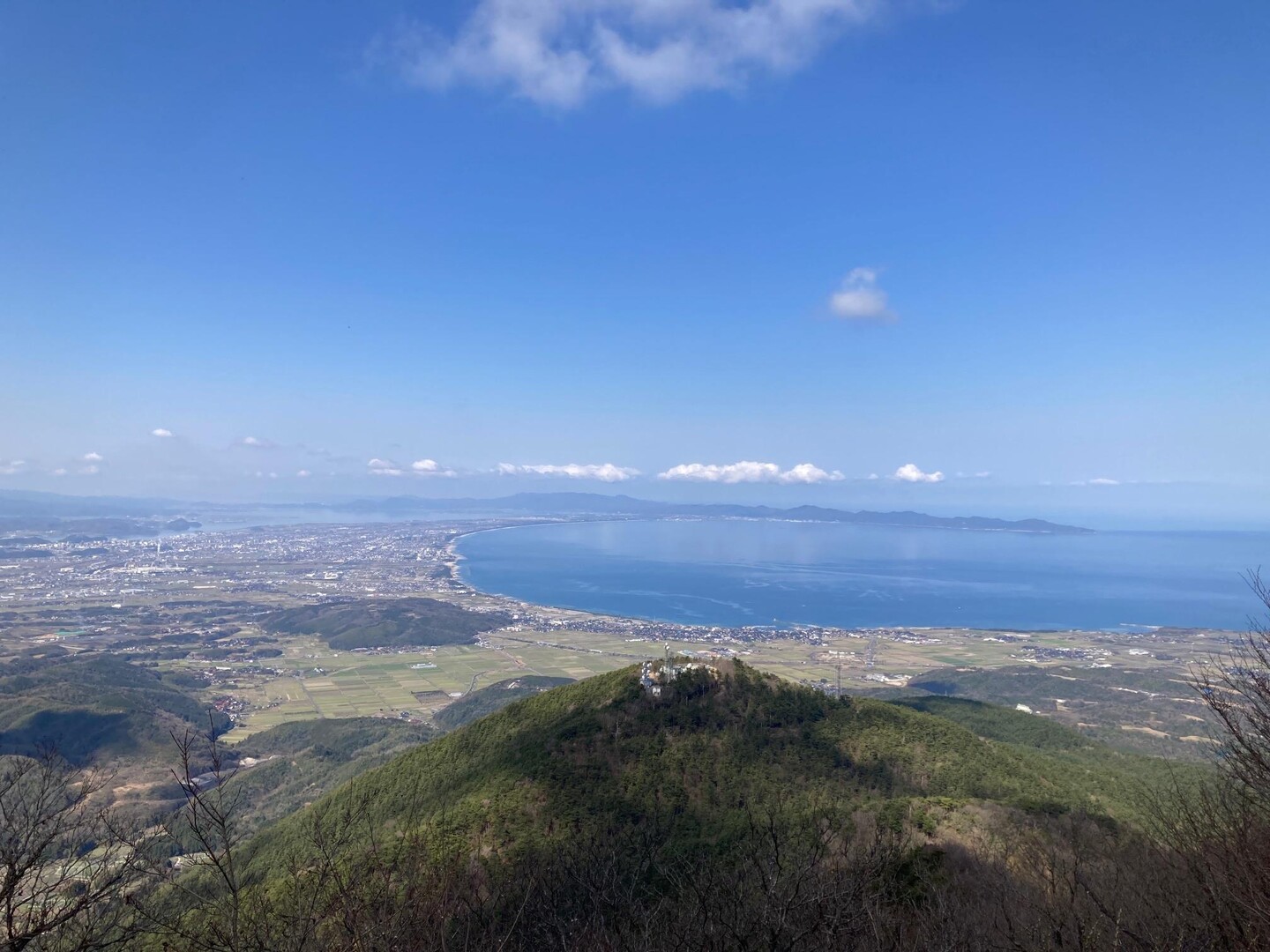 シブキの匂いをまとい免賀手山から孝霊山"(∩>ω