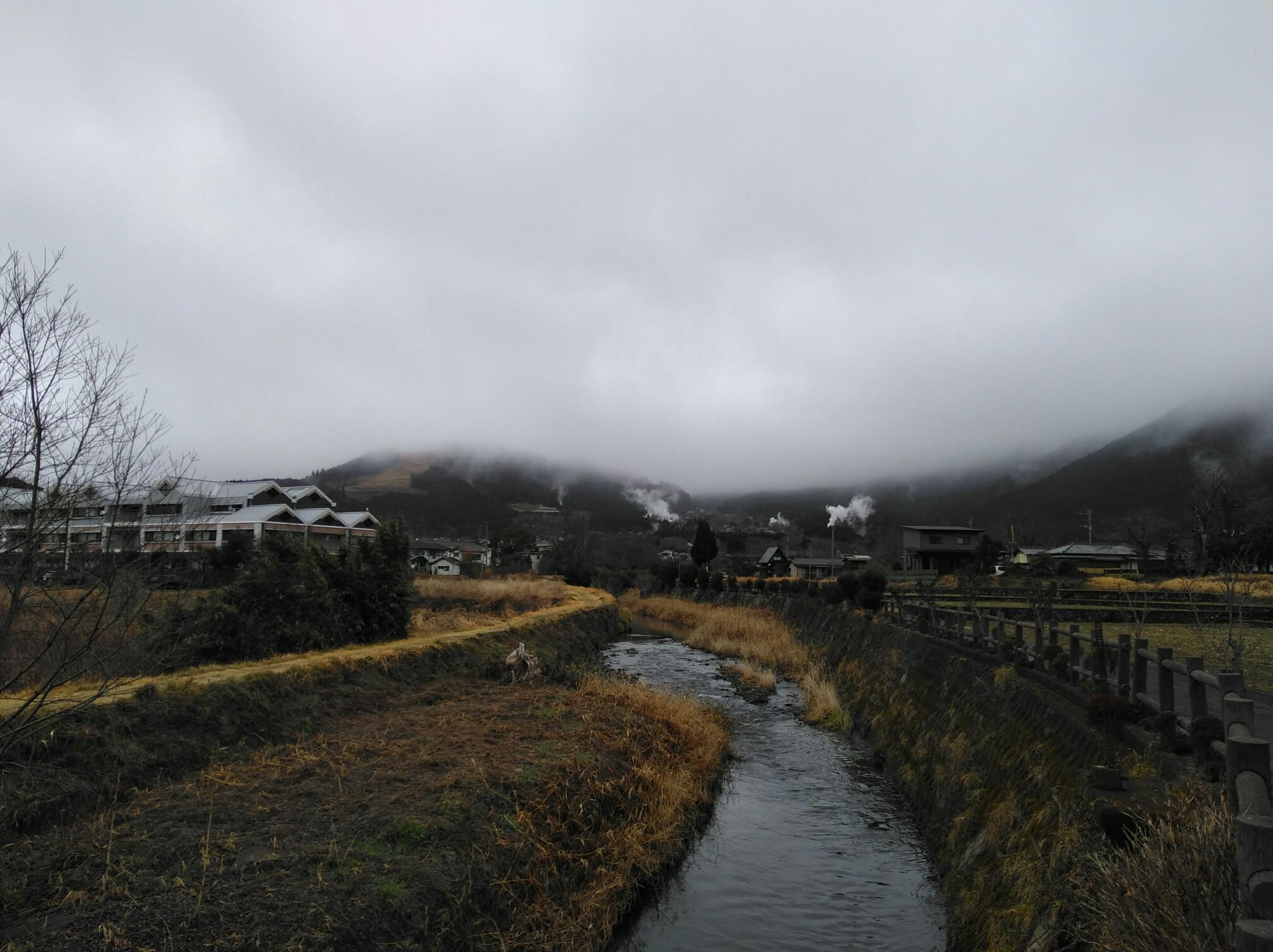 由布岳〜湯布院 遠くの山と温泉,煙が立ち... / wwさんのモーメント | YAMAP / ヤマップ