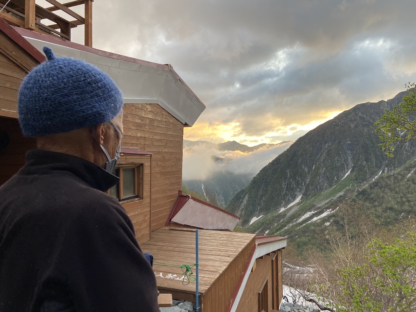 北アルプスよ さらば。 / 槍ヶ岳・穂高岳・上高地の写真4枚目 / 常念岳の朝焼けを見入るG。 | YAMAP / ヤマップ