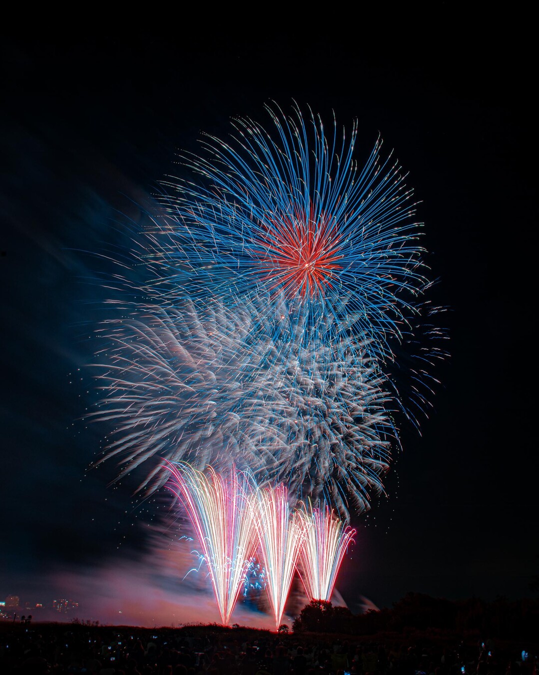 夜空に咲く花。 涼しい色の大輪。 8月... / stripeさんのモーメント | YAMAP / ヤマップ