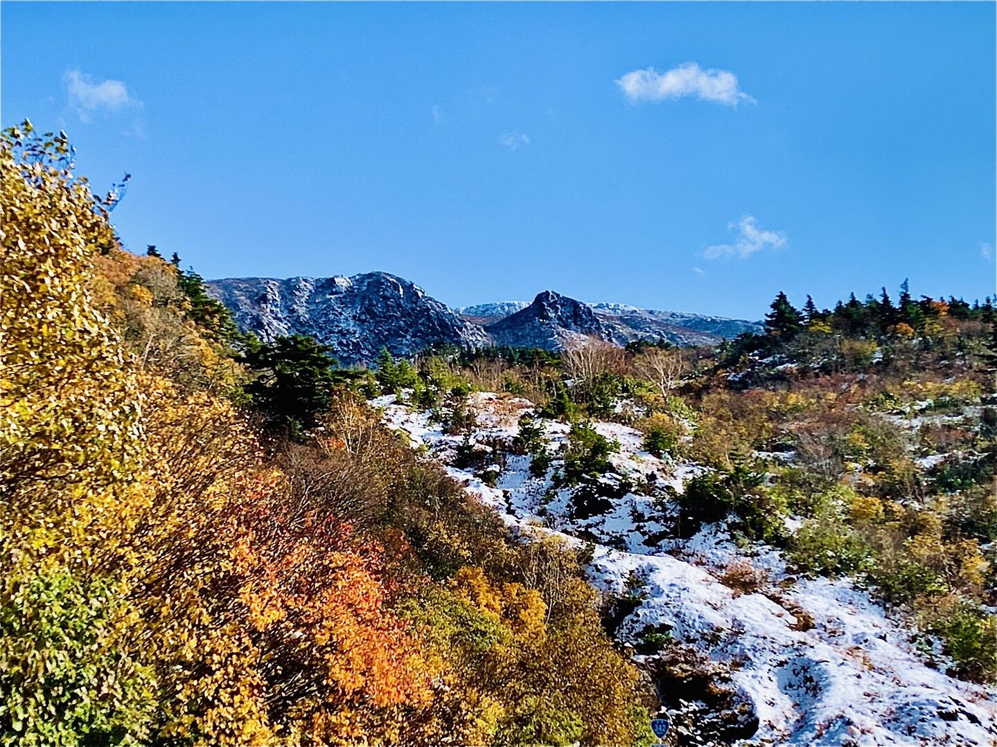 栗駒山の紅葉🍁と栗駒山荘♨️ 今日初冠... / white-outさんのモーメント | YAMAP / ヤマップ