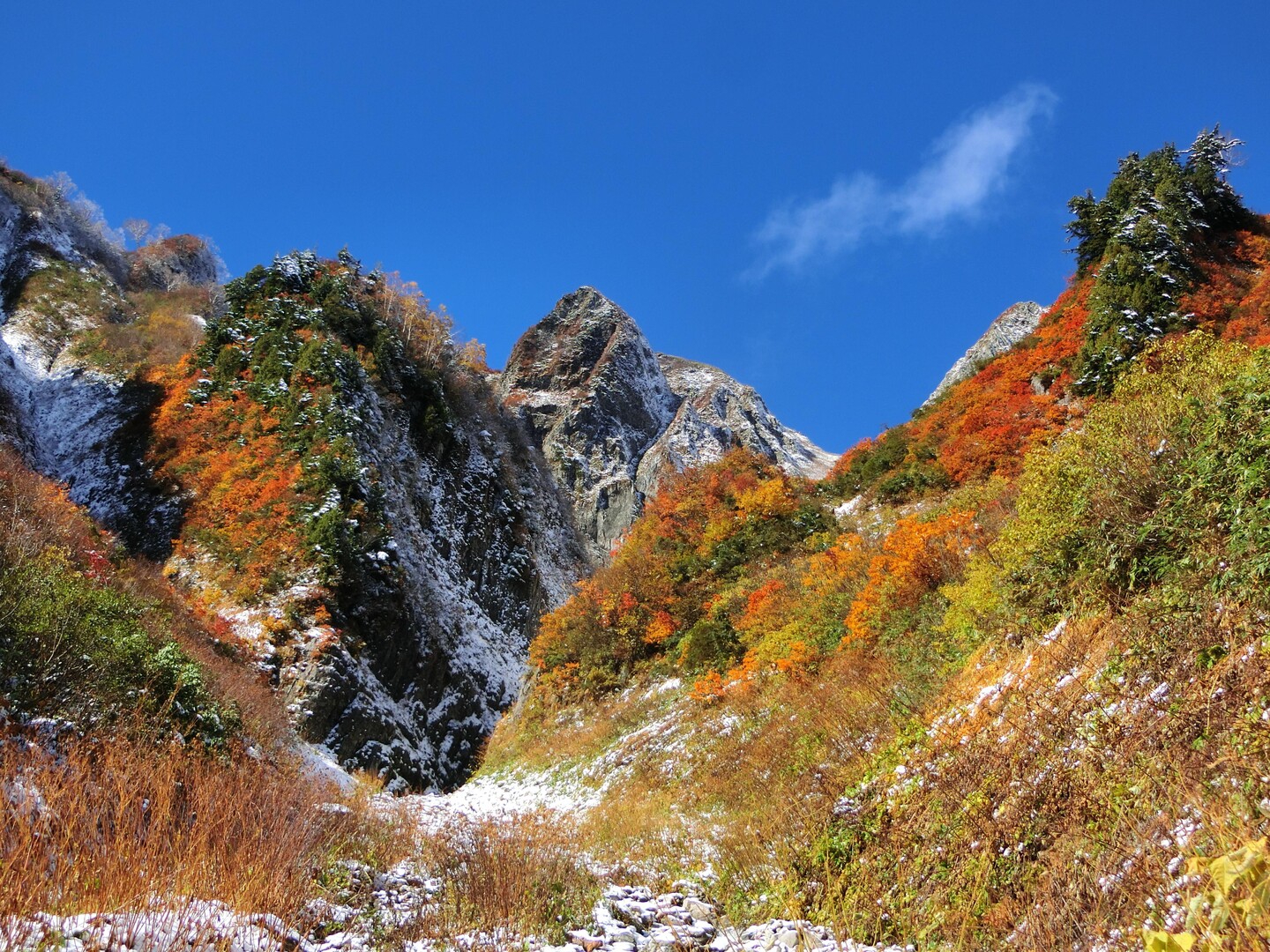 雨飾山 紅葉と雪景色のコラボ / tadmさんの雨飾山・大渚山・天狗原山・戸倉山の活動データ | YAMAP / ヤマップ