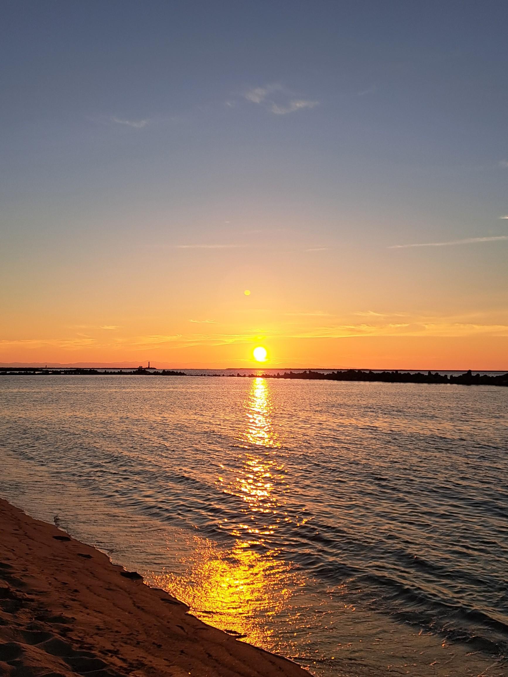 佐渡ヶ島に沈む夕陽🌇 昨日の仕事の帰... / chikaさんのモーメント | YAMAP / ヤマップ