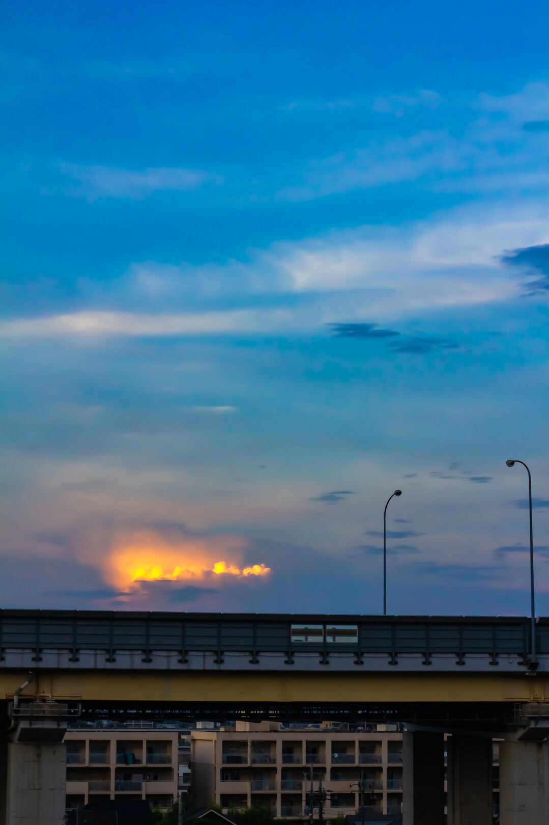 高速道路と夏空。夕陽に照らされる雲。 8... / stripeさんのモーメント | YAMAP / ヤマップ